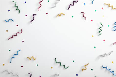 흰색 배경에 틴셀 반짝이 별 및 색조가있는 파티 패턴 파티 요소와 함께 공간을 복사합니다 크리스마스 파티를위한 틴셀 텍스트 공간이있는 흰색 배경에 크리스마스 패턴 배경