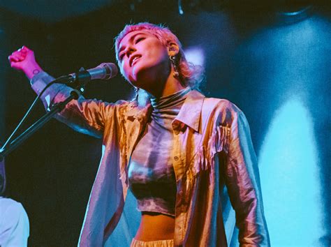 Review Miya Folick Gave Chicago A Night Of Velvety Dream Pop