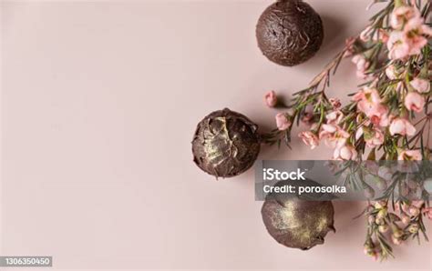 분홍색 꽃으로 장식 된 분홍색 배경에 초콜릿 송로 버섯 맨 위 보기입니다 공간을 복사합니다 디자인 장소 Minimalism 2월에 대한 스톡 사진 및 기타 이미지 Istock