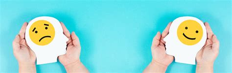 슬프고 행복한 얼굴을 손에 들고 머리를 들고 정신 건강 개념 긍정적이고 부정적인 사고 방식 우울증 지원 및 평가 상징 감정 건강관리와 의술에 대한 스톡 사진 및 기타 이미지