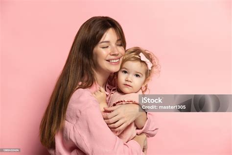 허긴스 분홍색 스튜디오 배경에 고립 된 젊은 여성과 어린 소녀 어머니와 딸의 초상화 어머니의 날 축하 가족 어린 시절 모성의 개념 2 3 살에 대한 스톡 사진 및 기타