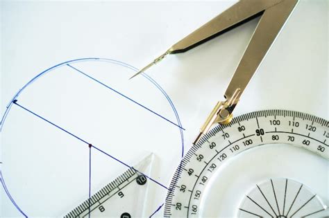 흰색 배경에 나침반 그리기 원 및 수학 도구 프리미엄 사진