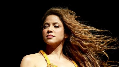 Shakira Abruptly Exits Stage After Fans Filmed Up Her Dress In Shock Video Daily Mail Online