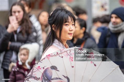 아름다운 젊은 중국 여성의 초상화는 우산과 전통 중국 국가 의상을 입고 2020년에 대한 스톡 사진 및 기타 이미지 2020년 거리 공연자 Istock