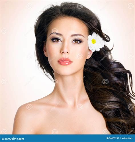 Сторона красивой женщины с цветком Стоковое Изображение изображение насчитывающей женщина