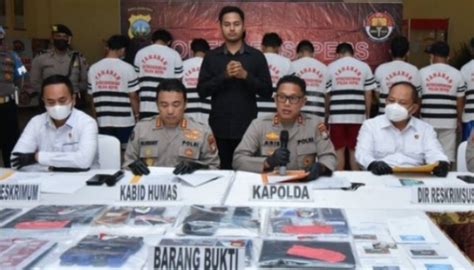 Bahar Smith Cium Bendera Merah Putih Usai Vonis Hakim