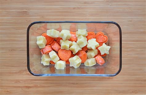 냉동 아기 음식 집에서 만든 나무 보드에 사각 유리 그릇에 양상추 큐브에서 당근 및 노란색 스타에서 오렌지 심장 0명에 대한 스톡 사진 및 기타 이미지 Istock