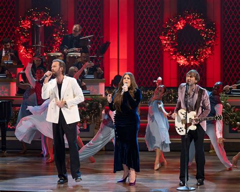 Cma Country Christmas Viewing Guide Images Sneak Peeks And More