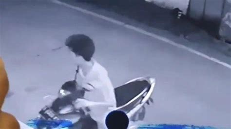 Terekam CCTV Maling Gasak Motor Pegawai Tempat Pengupas Bawang Di Kramat Jati Pelaku Sudah