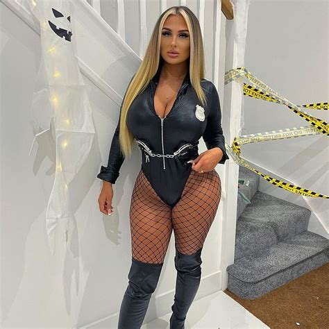 مدل و جنده‌یِ کون قلبیِ بریتانیایی بنظرتون چند سالشه؟🍑 Helena Priebe