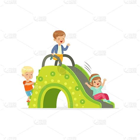 孩子们，两个男孩和一个女孩在操场上玩彩色滑梯。卡通扁平儿童角色素材 花瓣网
