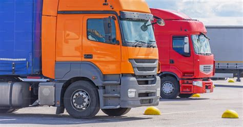 주차 도로화물 화물 트럭 운송에 세미 트럭 트레일러 사진 Unsplash의 트럭 이미지