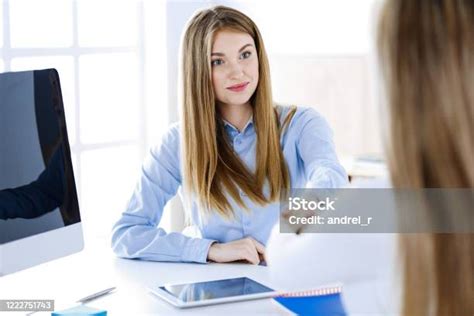 비즈니스 여자 헤드 샷 사무실 책상에 앉아있는 동안 회의에서 무언가를 논의하는 사업가 또는 동료 캐주얼 한 옷 스타일 감사 세무