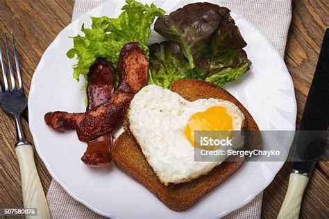 스크램블 에그 소시지 하트 모양의 조식 클로즈업 3d 애니메이션 계란 노른자에 대한 스톡 사진 및 기타 이미지 계란 노른자 그릇 냅킨 Istock