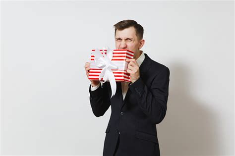 잘생긴 젊은 선물 흰색 배경에 고립 벌 매 서 운 빨간 선물 상자에 사람을 재미 광고에 대 한 공간을 복사 합니다 성 발렌타인의 날 국제 여성의 날 생일 휴가 개념 14에