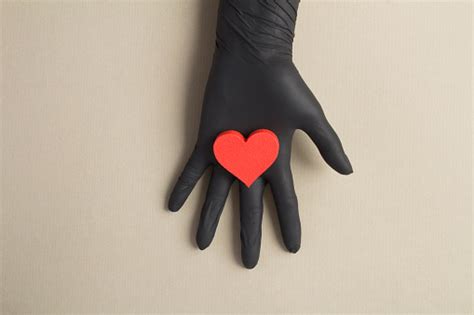 회색 배경에 빨간 하트가있는 검은 장갑을 끼고 여성의 손 맨 위 보기입니다 클로즈업 개념에 대한 스톡 사진 및 기타 이미지 개념 건강관리와 의술 검은색 Istock