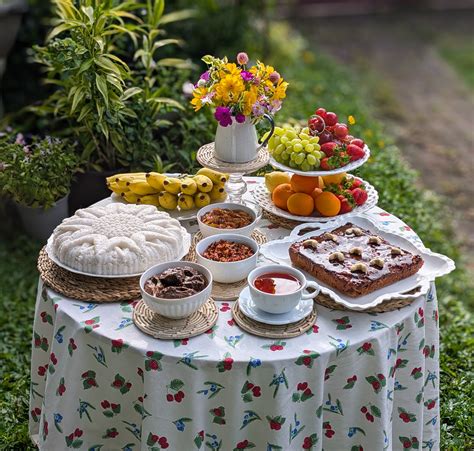 Simple මැයි 01 සුවඳ හමන සුවඳැල් කැකුළු සහලෙන් සුදෝ සුදු කිරිබතක් පිස නැවුම් මල් බඳුනක් ද සකසා