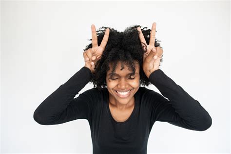 토끼 귀를 보여주는 재미있는 아프리카 계 미국인 여성의 초상화 뿔 달린에 대한 스톡 사진 및 기타 이미지 뿔 달린 웃음 25 29세 Istock