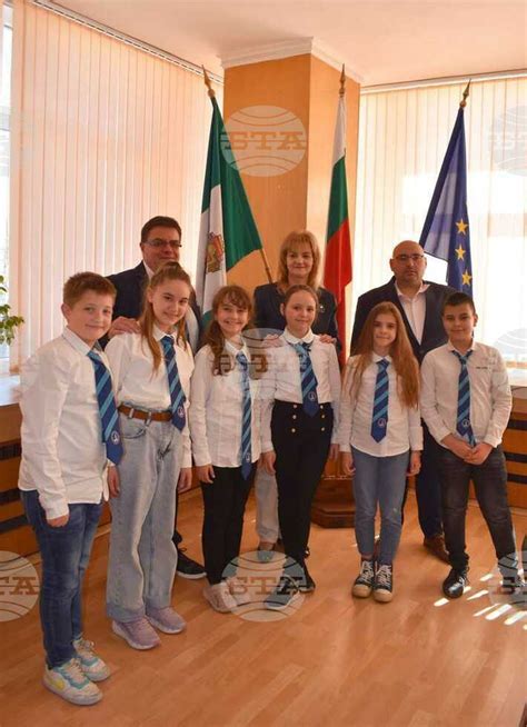 Кметът на Разград се срещна с отбора по роботика на училище “Васил Левски“ след представянето на