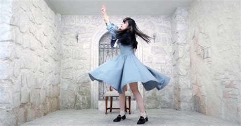 ロングスカートを翻して清楚系黒髪お嬢さまが見せつけるキレッキレな振付に「見とれちゃう」「可愛すぎか」 ニコニコニュース オリジナル