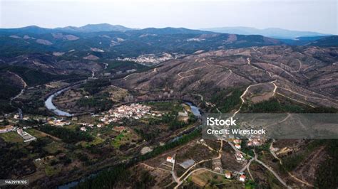 화창한 날에 푸른 하늘을 배경으로 산골 마을 흐르는 강과 산의 공중 전망 0명에 대한 스톡 사진 및 기타 이미지 0명 건축 경관 Istock