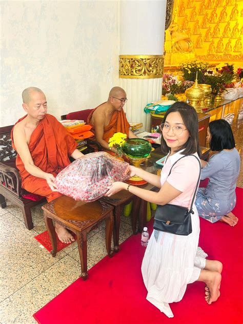 Aye Myat Thu ဝါဆိုသက်န်းကပ်အလှူ Facebook