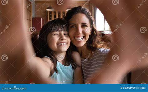 Retrato Da Cabeça Mãe Feliz E Filha Pegando Selfie Imagem De Stock