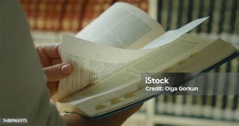 여자는 도서관에서 책을 독학했다 여성의 손은 펼쳐진 종이 책의 페이지에 있는 텍스트 위에 손가락을 대고 있다 교육 개념을 공부하는 학습 개념에 대한 스톡 사진 및 기타