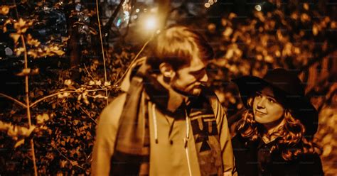 도시의 야간 조명에서 노란 등불 아래에서 부드러운 손을 잡고 포옹하고 있는 행복 한 세련된 커플 사진 Unsplash의 공생 이미지