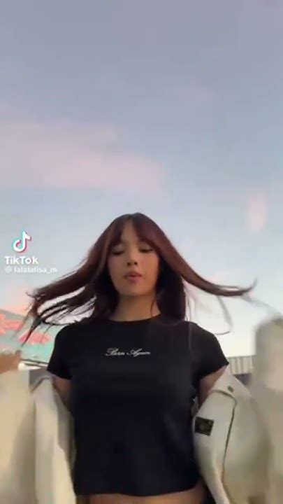 리사는 자신의 포스터를 본다 Youtube