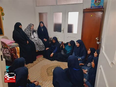 دیدار دانش آموزان مدرسه حضرت فاطمه س، با خانواده شهید محمد سبک رو تصاویر