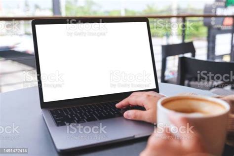 빈 흰색 데스크톱 화면으로 노트북 컴퓨터에서 사용하고 입력하는 여성의 모형 이미지 35 39세에 대한 스톡 사진 및 기타 이미지 35 39세 가정 생활 개념 Istock
