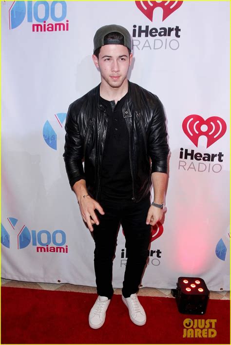 Jason Derulos Shirtless And Sweaty Abs Made A Splash At Y100s Jingle