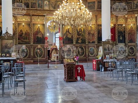 В храм „Света Троица“ в Свищов бе отслужена Света литургия на Неделя Месопустна Утро