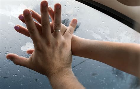 Έπιασε τη γυναίκα του να κάνει σεξ με τον αδερφό του ενώ τους παρακολουθούσε ατάραχη η μητέρα