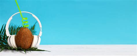 파란색 배경에 짚과 헤드폰이 있는 코코넛 여름과 개척 개념 복사 공간을 복사합니다 배너 코코넛에 대한 스톡 사진 및 기타 이미지
