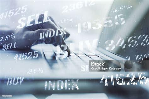 배경 금융 및 거래 개념에 노트북에 손으로 입력추상 금융 그래프의 다중 노출 거래자에 대한 스톡 사진 및 기타 이미지 거래자 건축물 검색 Istock