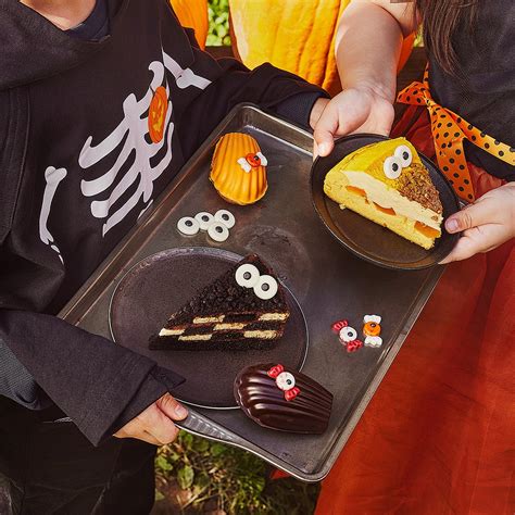 Lets Fun Sweet Halloween 👀 블랙 And 화이트 시트에 달콤한 쿠키 크림이 올려진 쿠키앤크림체커스케이크 와 노란 단호박 크림치즈와 쿠키 크런치가 올라간