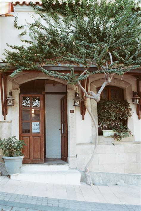 드레스 문 수직 쐈어 야외에서 여성 옷 입구 전통적인 주택 집 출입구 포즈를 취하는에 관한 무료 스톡 사진