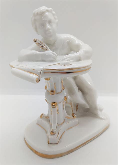 Статуэтка Юный Пушкин скульптор С Б Велихова фарфор золочение Ленинградский фарфоровый