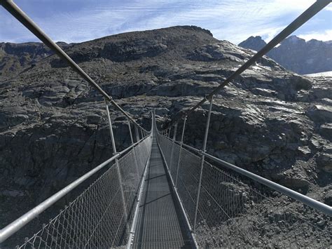 Passerelle De Corbassière En Dessus De Fionnay Dans Le Canton Du Valais