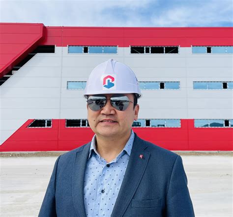 Барилгачин Батсүх Барилга бүтээн байгуулалтын салбарт мөр зэрэгцэн ажиллаж байгаа үе үеийн