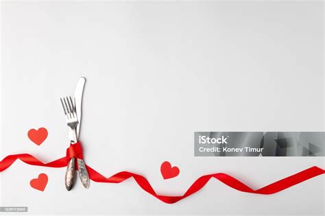 기념일 출생 축제 로맨틱 한 테이블 설정 흰색 배경에 실버 웨어 빈티지 포크 빨간 리본 종이 하트와 칼 텍스트 카피스페이스 상단 뷰에 대한 장소 꽃 식물에 대한 스톡 사진