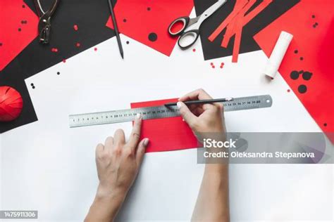 집에서 아이들과 함께 종이 빨간색과 검은 색 무당 벌레 장난감을 만드는 방법 단계별 지침 Diy 여름 프로젝트를 만드는 손 평면도 3 단계 15cm 길이의 빨간 종이에