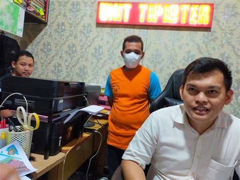 Sakit Hati Ditinggal Si Janda Pria Ini Nekat Sabar Foto Mantan Bugil