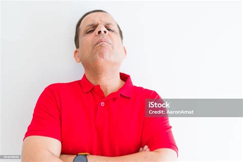 흰 벽을 통해 빨간 T 셔츠를 입고 중간 나이 남자가 교차 팔과 얼굴에 표현을 거부 불안 부정적인 사람 T 셔츠에 대한 스톡 사진 및 기타 이미지 Istock