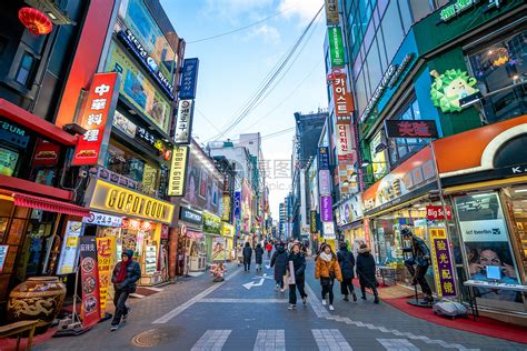 韩国首尔明洞购物街高清图片下载 正版图片500895444 摄图网