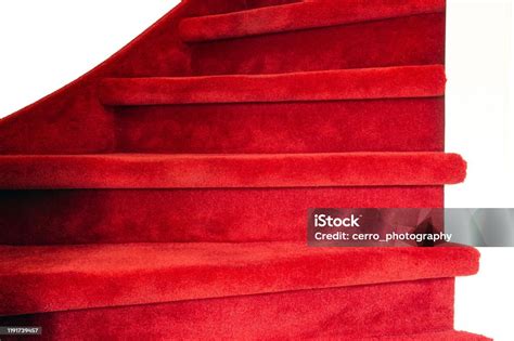 집에서 흰색 나무 계단에 레드 카펫 클로즈업 고급 현대 인테리어 0명에 대한 스톡 사진 및 기타 이미지 0명 3차원 형태