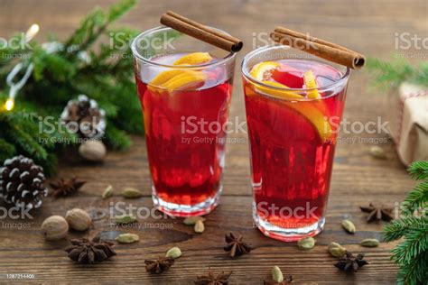 나무 테이블에 계피 막대기로 장식 된 유리 잔의 멀드 와인은 근처의 녹색 가문비 나무 가지 콘입니다 크리스마스 음료 새해 펀치 0명에 대한 스톡 사진 및 기타 이미지