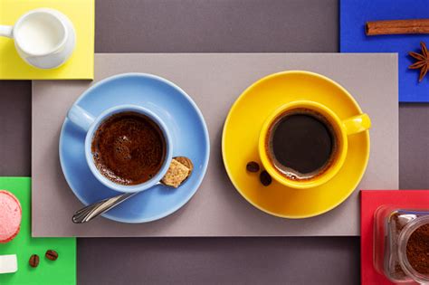 추상적 인 배경에 성분이있는 커피와 콩 한 잔 종이 표면 질감 상단 보기는 평평한 개념을 낳는다 0명에 대한 스톡 사진 및 기타 이미지 Istock